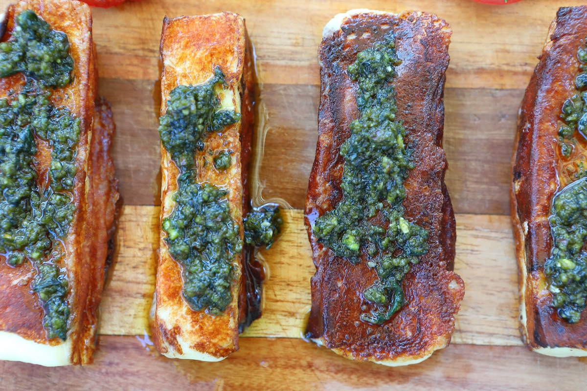 Queso Halloumi Con Pesto Y Tomates El Gourmet